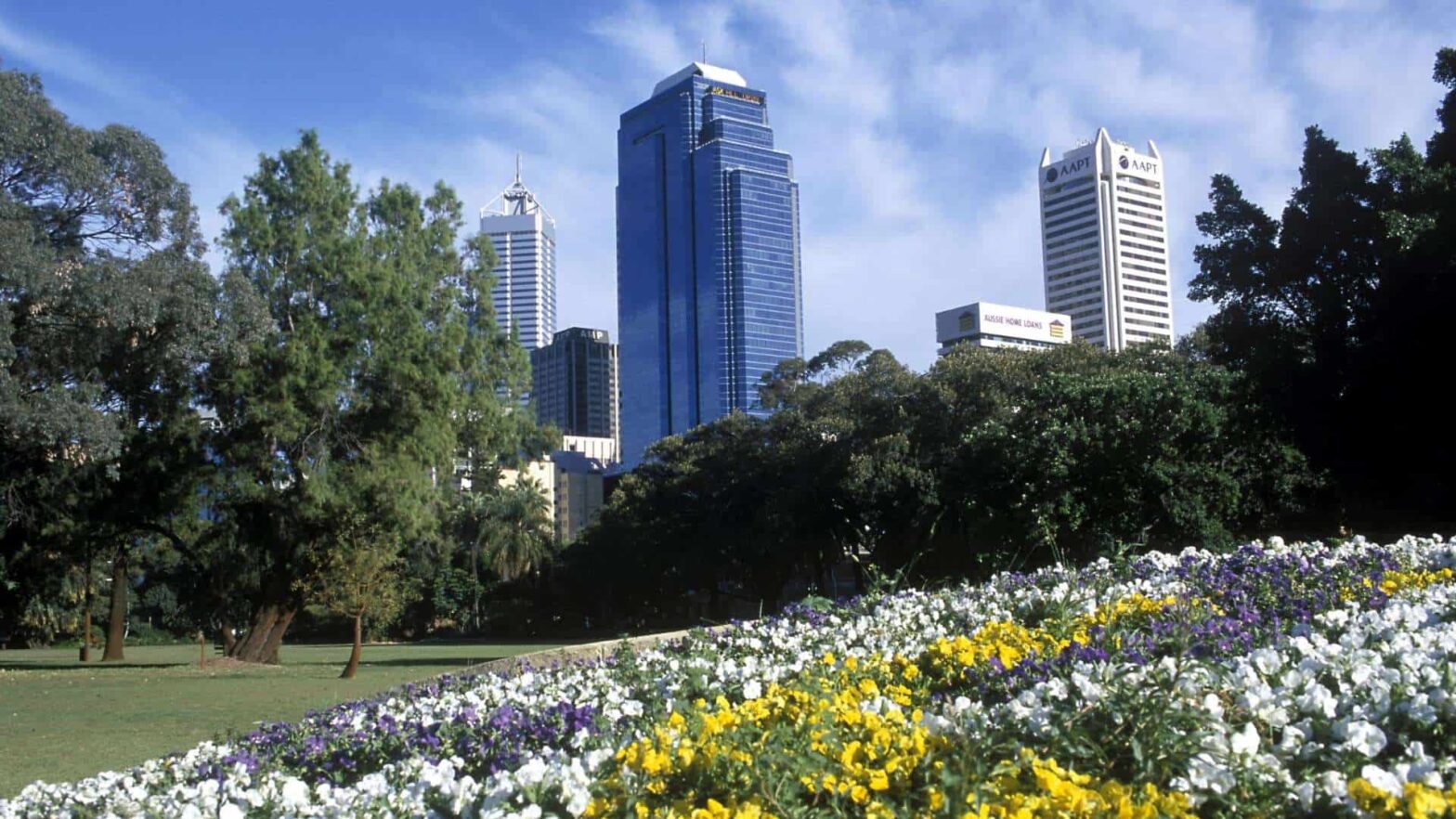 Which Is a Better Place to Live: Perth or Sydney? [2026]
